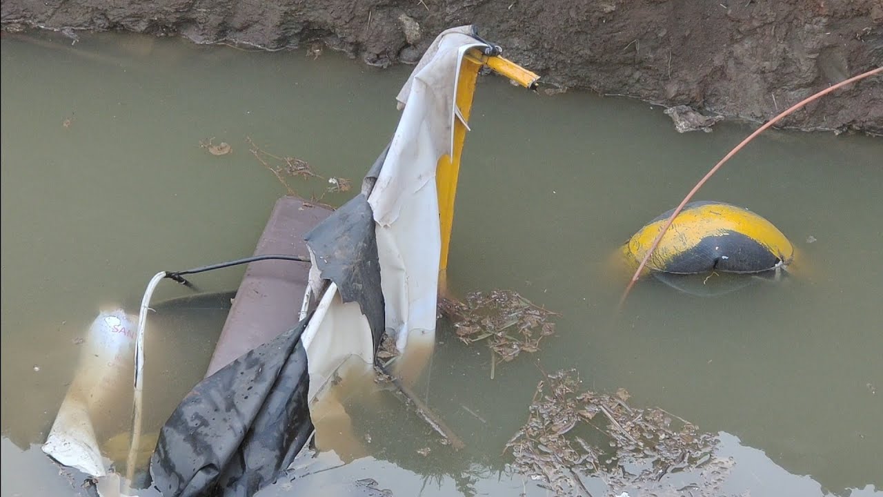 Bhiwandi bhumi world के सामने बड़े नाले में गिरा ऑटो।। 4 घायल 3 की मौत ...