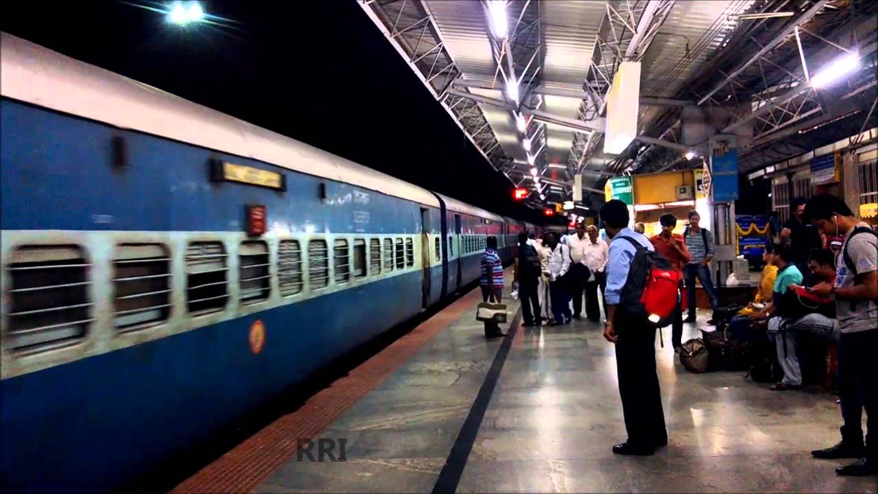12692 SSPN-Chennai SFE pulling into Bengaluru City Railway Station ...