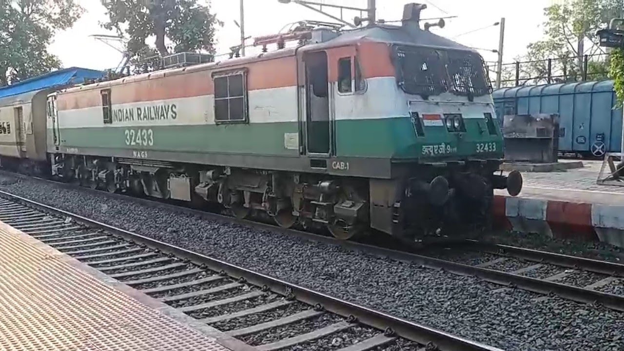 tiranga teen rango se train 🇮🇳🇮🇳 l trein painted in three colors| the ...