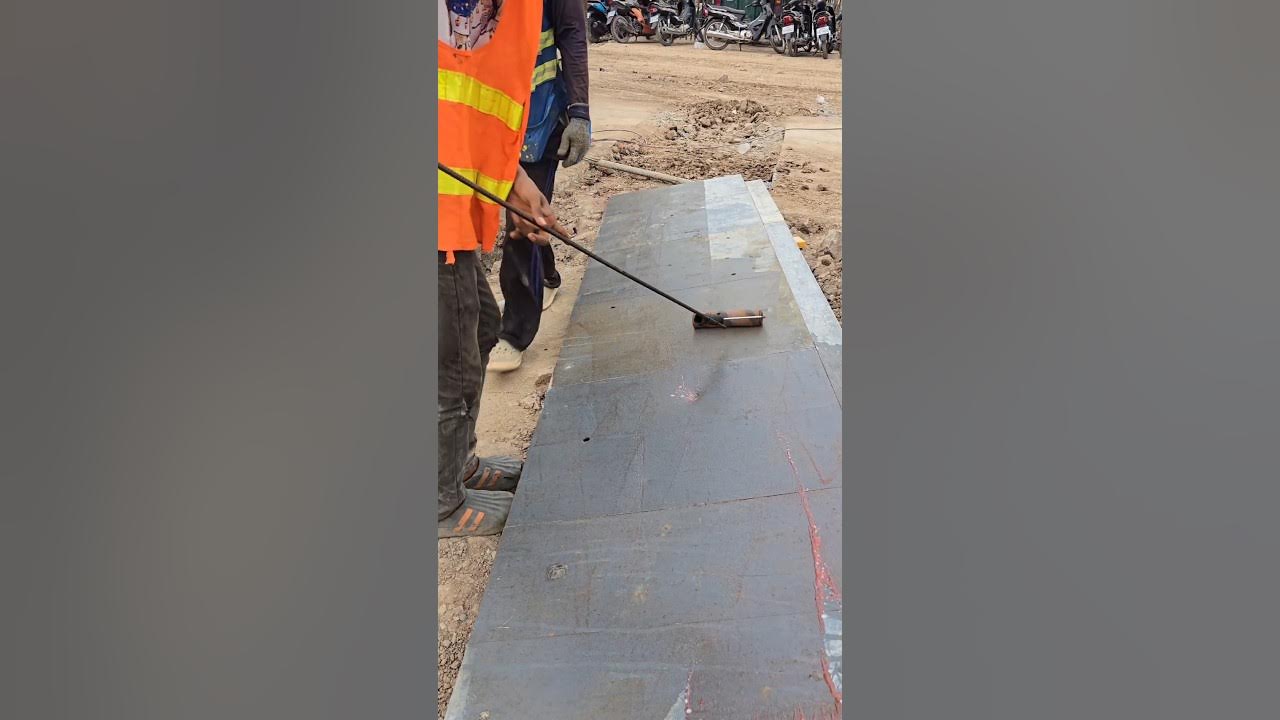 Oiling formwork before installation #shorts #construction #building #civilengineering - YouTube