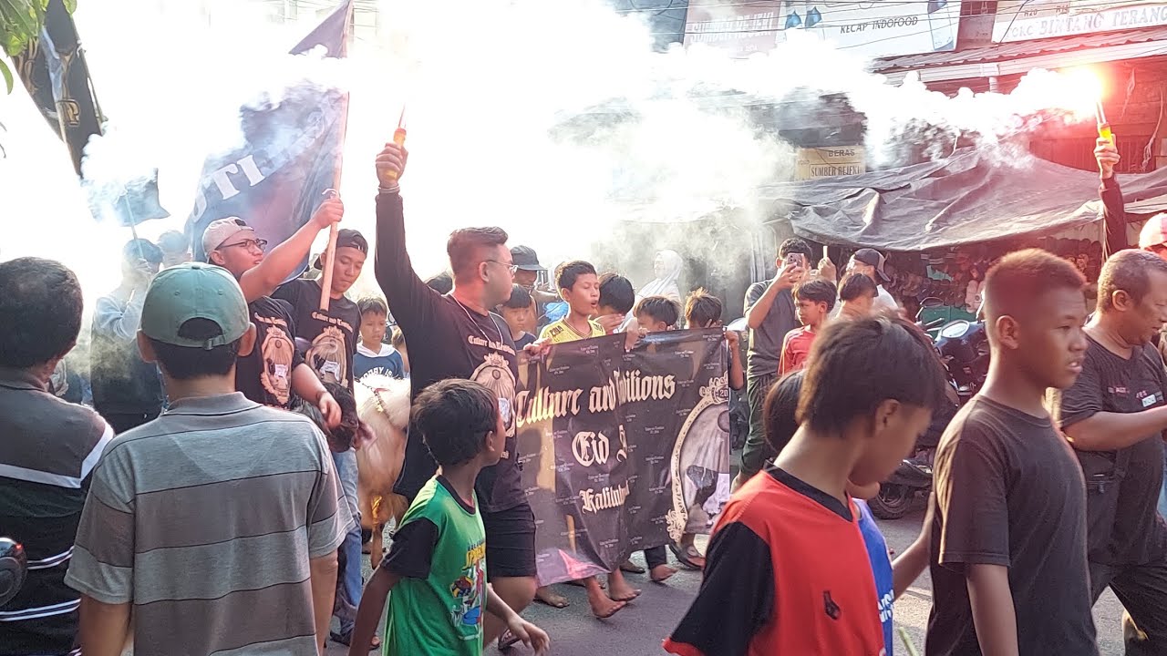 Culture and Tradition Eid Gresik Pawai Arak-Arakan Hewan Kurban Gresik ...