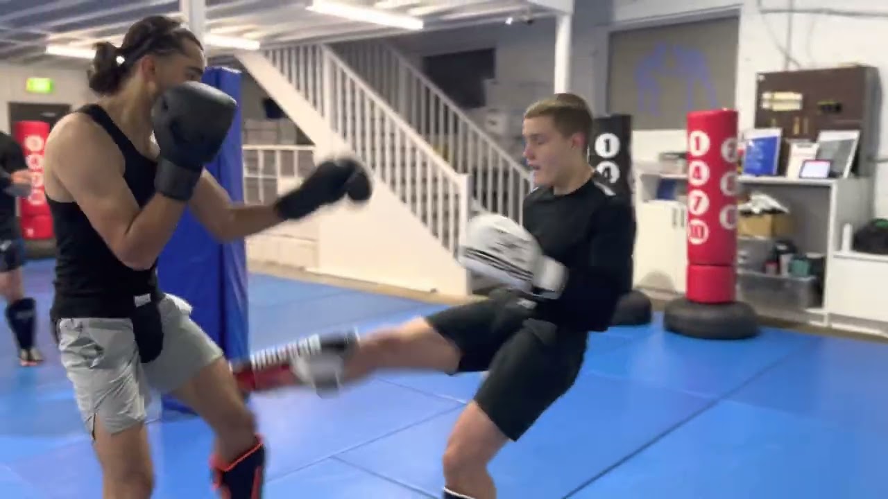 pressure in sparring, improving timing with footwork - YouTube