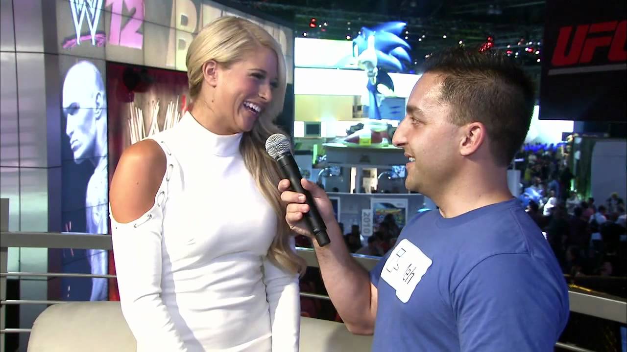 WWE Diva Kelly Kelly and WWE '12 Stink Faces - YouTube