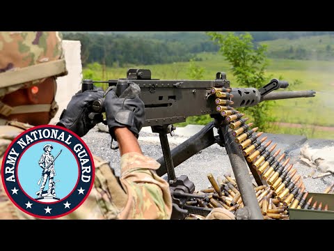 ABD Ulusal Muhafızları. Askerler M2 Browning makineli tüfekle hedeflere saldırıyor.