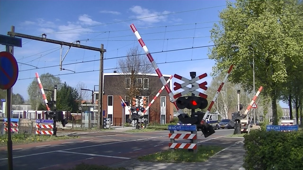 Spoorwegovergang Hengelo Oost // Dutch railroad crossing - YouTube