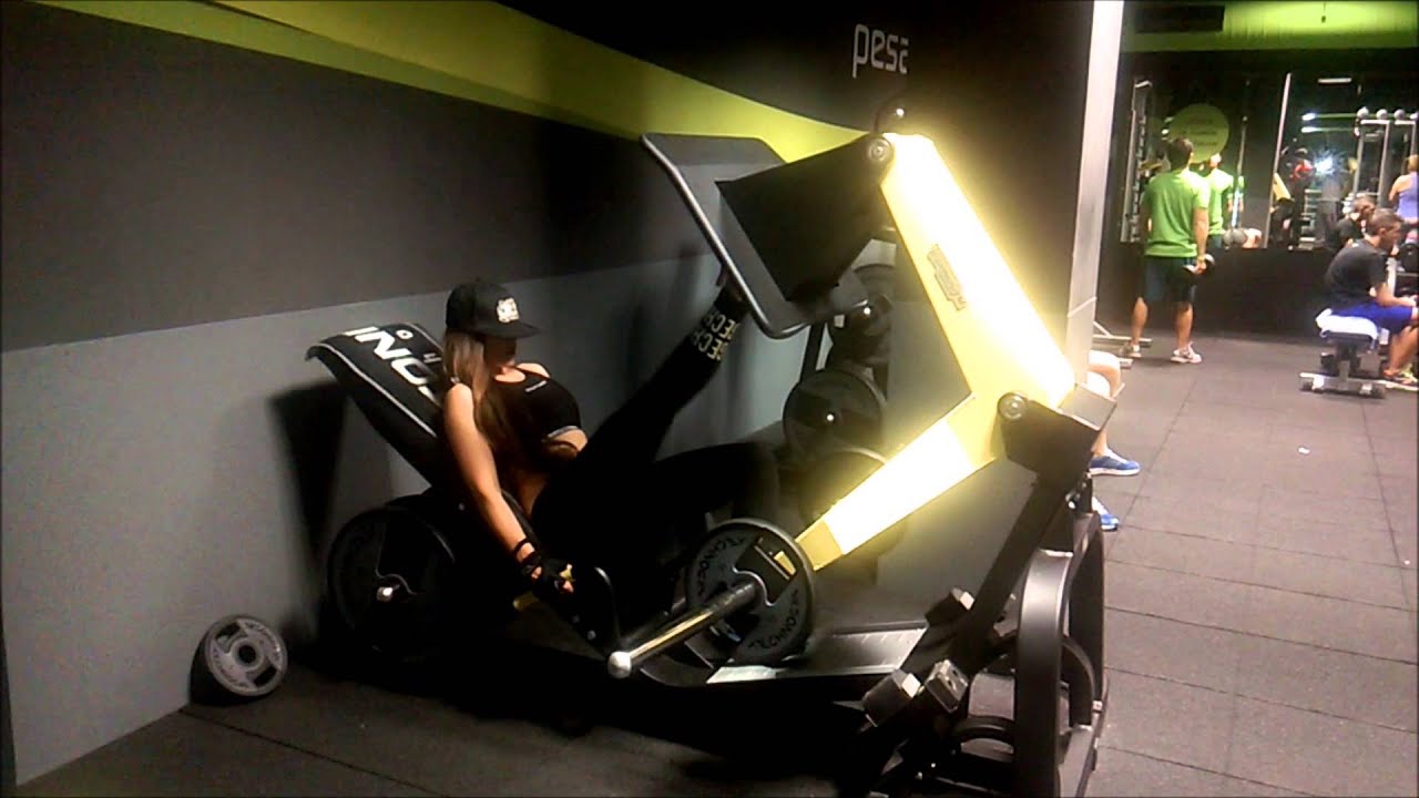 Hector Defez - Miriam Navarro Team Bikini HD. - YouTube