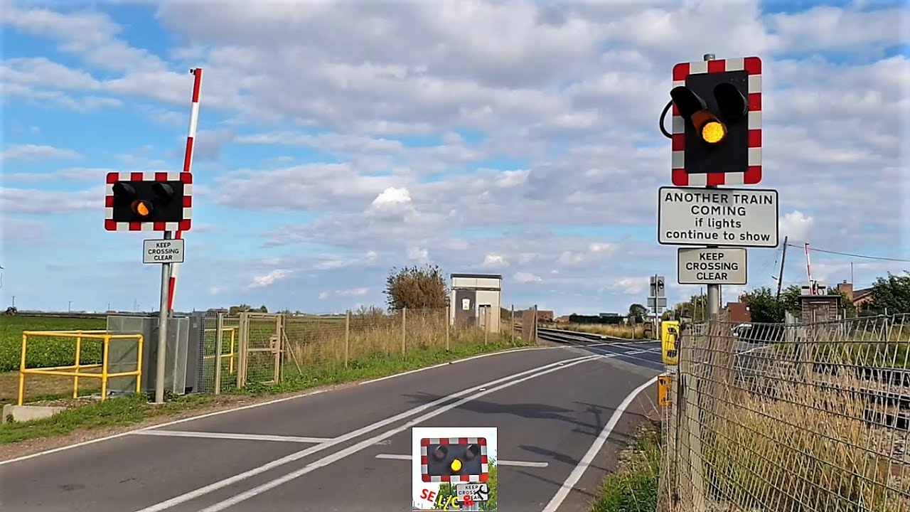 Three Horseshoes (No.3) Level Crossing, Cambridgeshire - YouTube