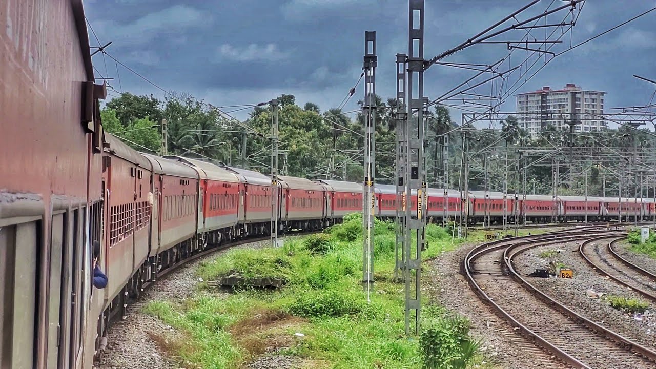 Thrissur to Mangalore monsoon train journey by 22114 Kochuveli Mumbai ...