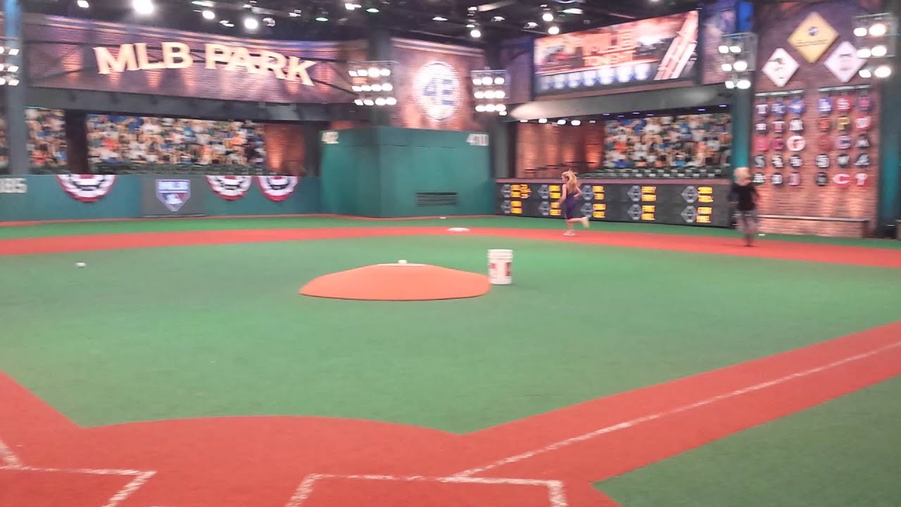 Kelly Nash Playing Whiffle Ball with Ma at MLB Network Studio 42 - YouTube