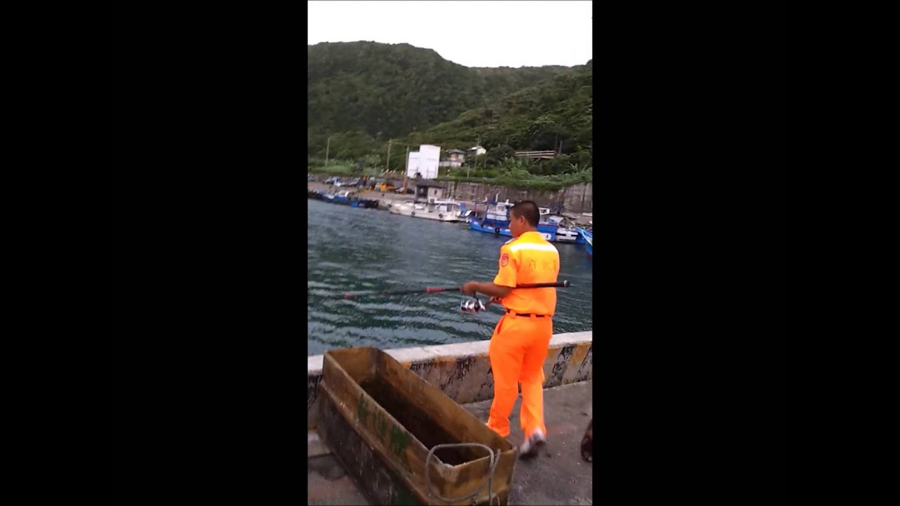 MASSIVE Giant Trevally Landed by a Shore Angler from Taiwan - goFishing ...