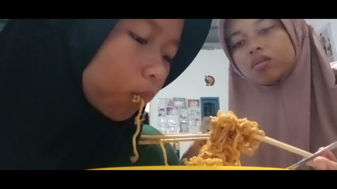 mukbang mie pedes - YouTube
