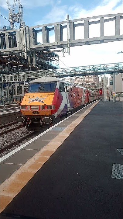 An LNER Intercity 225 Train Departing From London King's Cross - YouTube