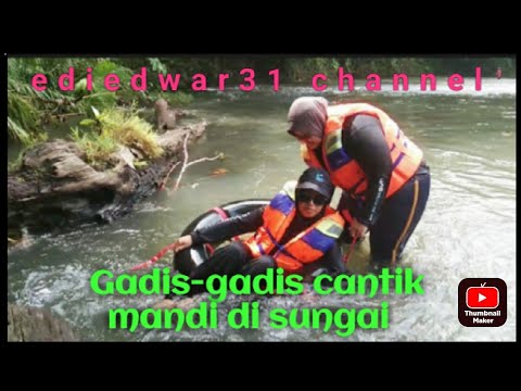 Gadis-gadis cantik mandi di hulu sungai.