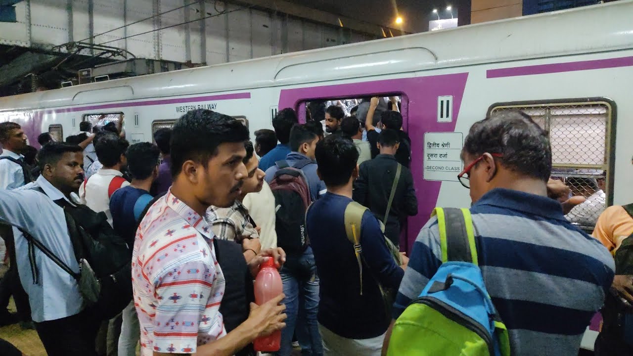 The fun of traveling in a Mumbai local train.🙏🏻🤣🥳 - YouTube