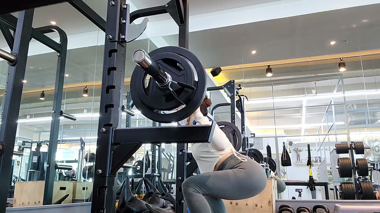 체중48kg으로 바벨스쿼트 50키로 10개 성공 - YouTube