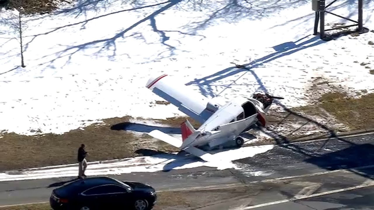 Single-engine plane makes emergency landing on highway - YouTube