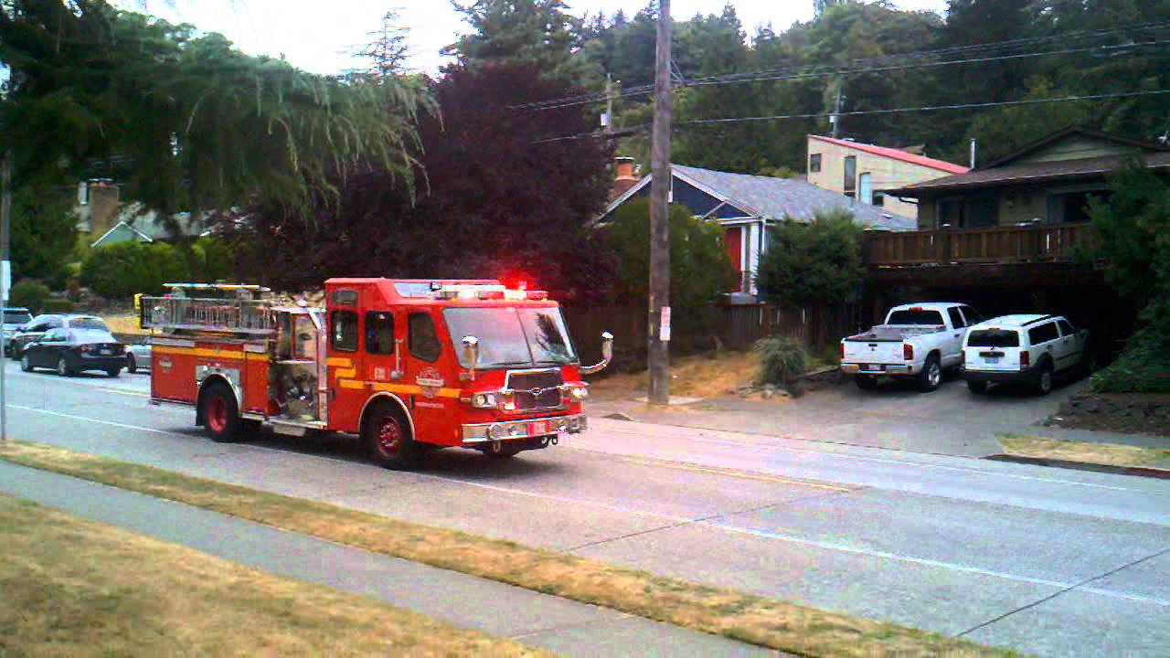 Seattle Fire Department Engine 32 Responding Code 3 to Aid Response in ...