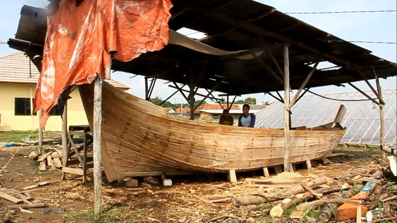 Intip Yuk Proses Pembuatan Perahu Tradisional Nelayan Pantai Utara ...