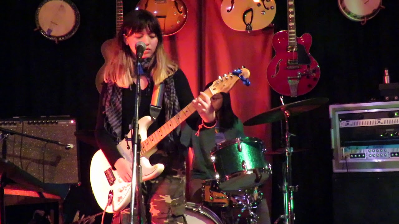 "Sisters are doin it for themselves" Aretha Franklin and Annie Lennox ...