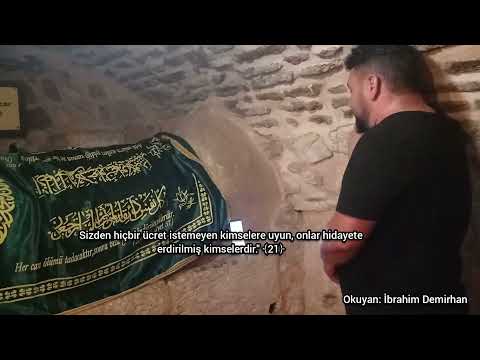 Habibi neccar hazretlerinin mezarında Kuran Okuyan Adam İbrahim Demirhan Hatay Antakya yasin 2 sayfa