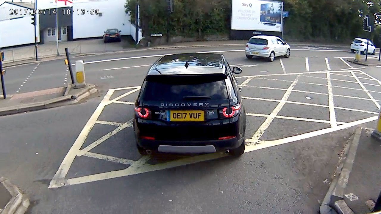 Queue jumping Landrover Discovery - YouTube