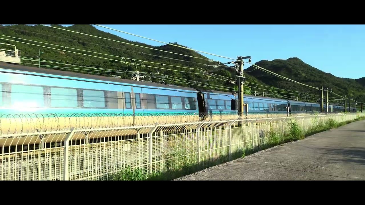 MTR 機場快綫 LAR-Train 欣澳站外 (兩車交匯) - YouTube