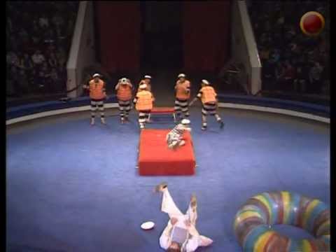 Comic acrobats - YouTube