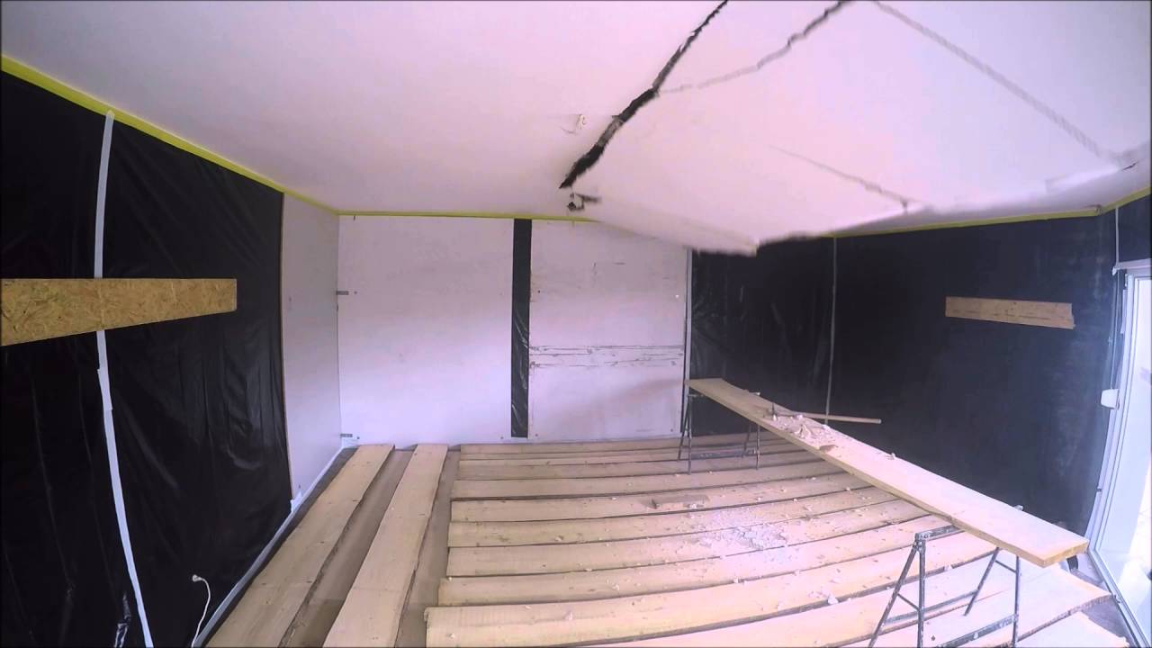Pád hurdiskového stropu - YouTube