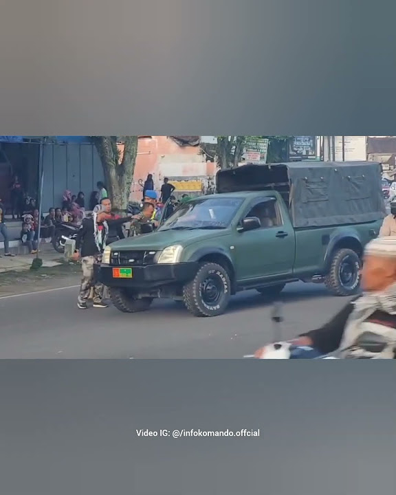 Viral oknum ormas GPK konvoi cekcok dengan anggota TNI, Dobrak dan tendang pintu mobil - YouTube