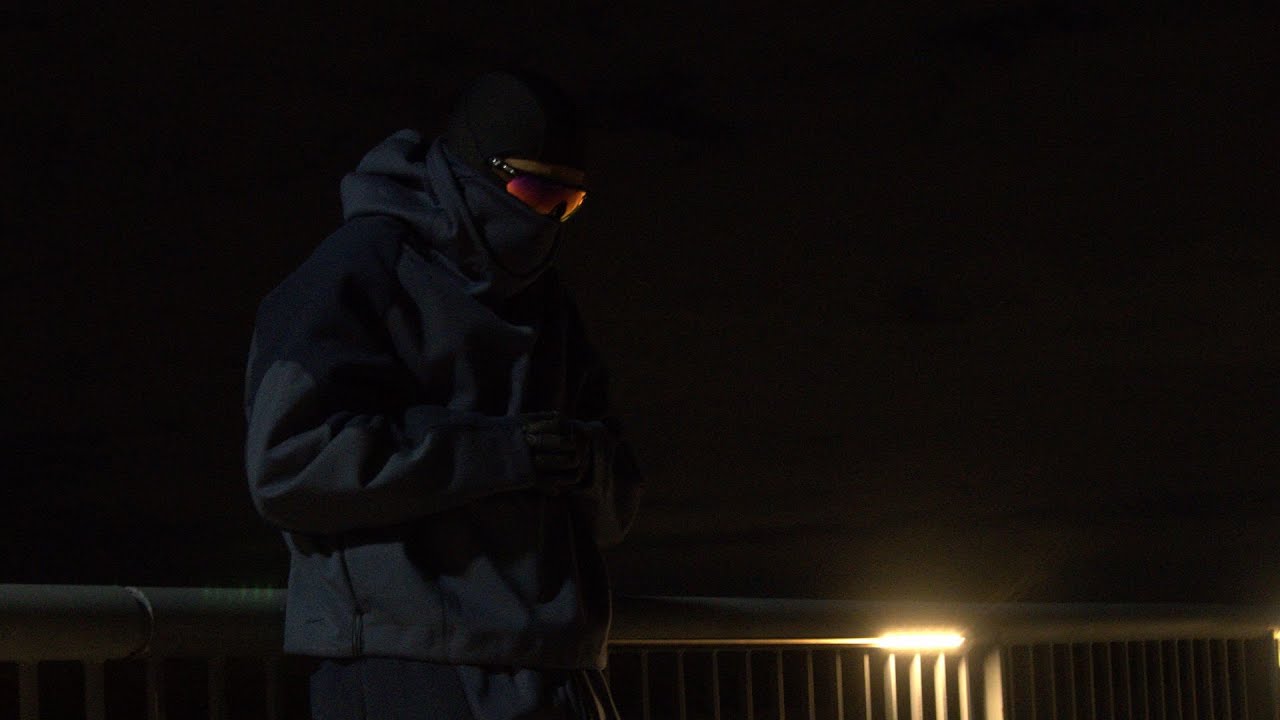 Izza - WHILEUWAIT (Official Music Video) - YouTube