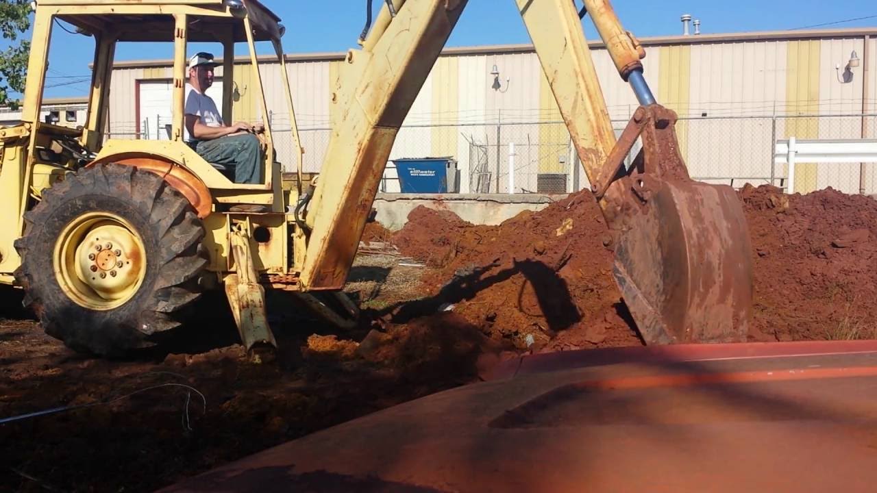 Hwy 51 Auction operating a 74 Ford Backhoe to be sold at auction - YouTube