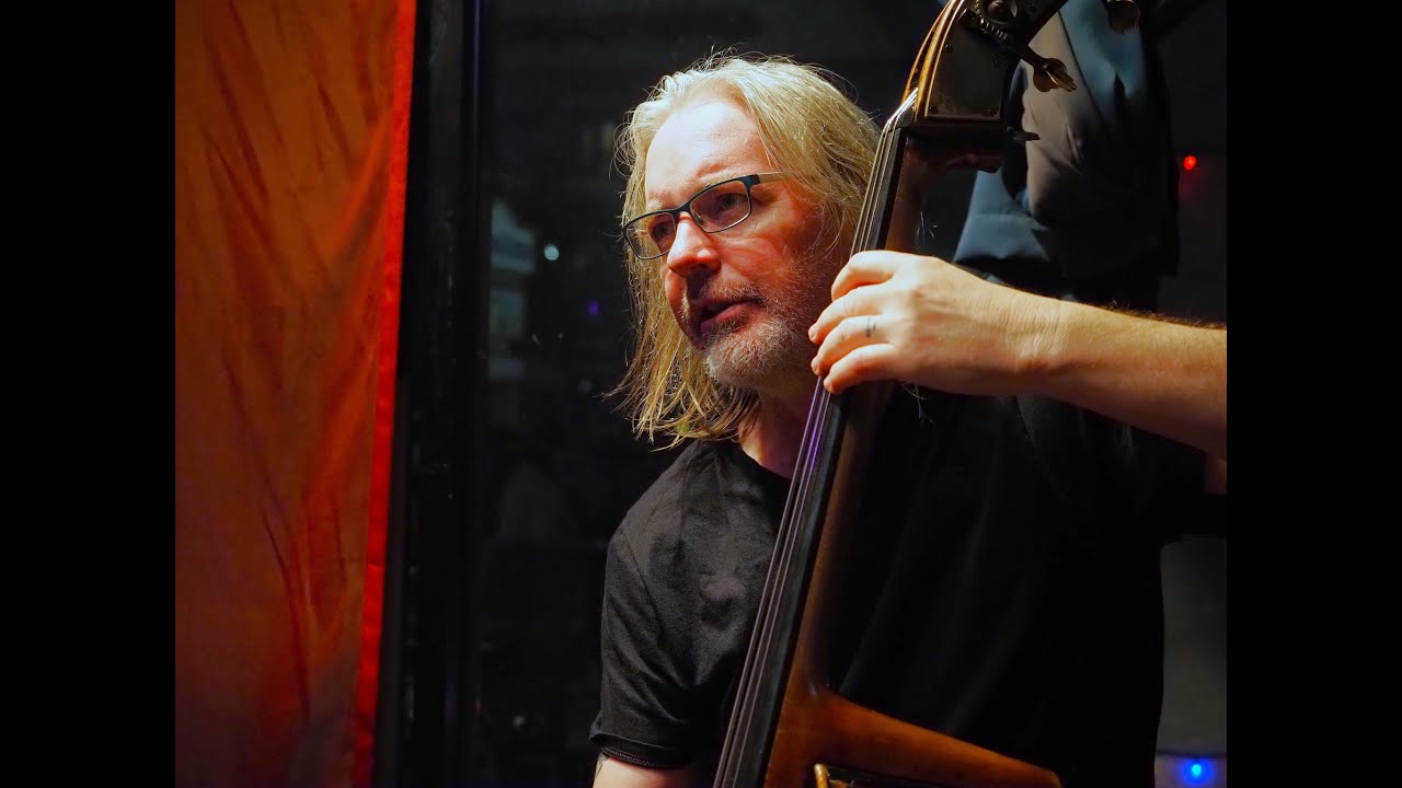 Thomas Helton - solo - YouTube