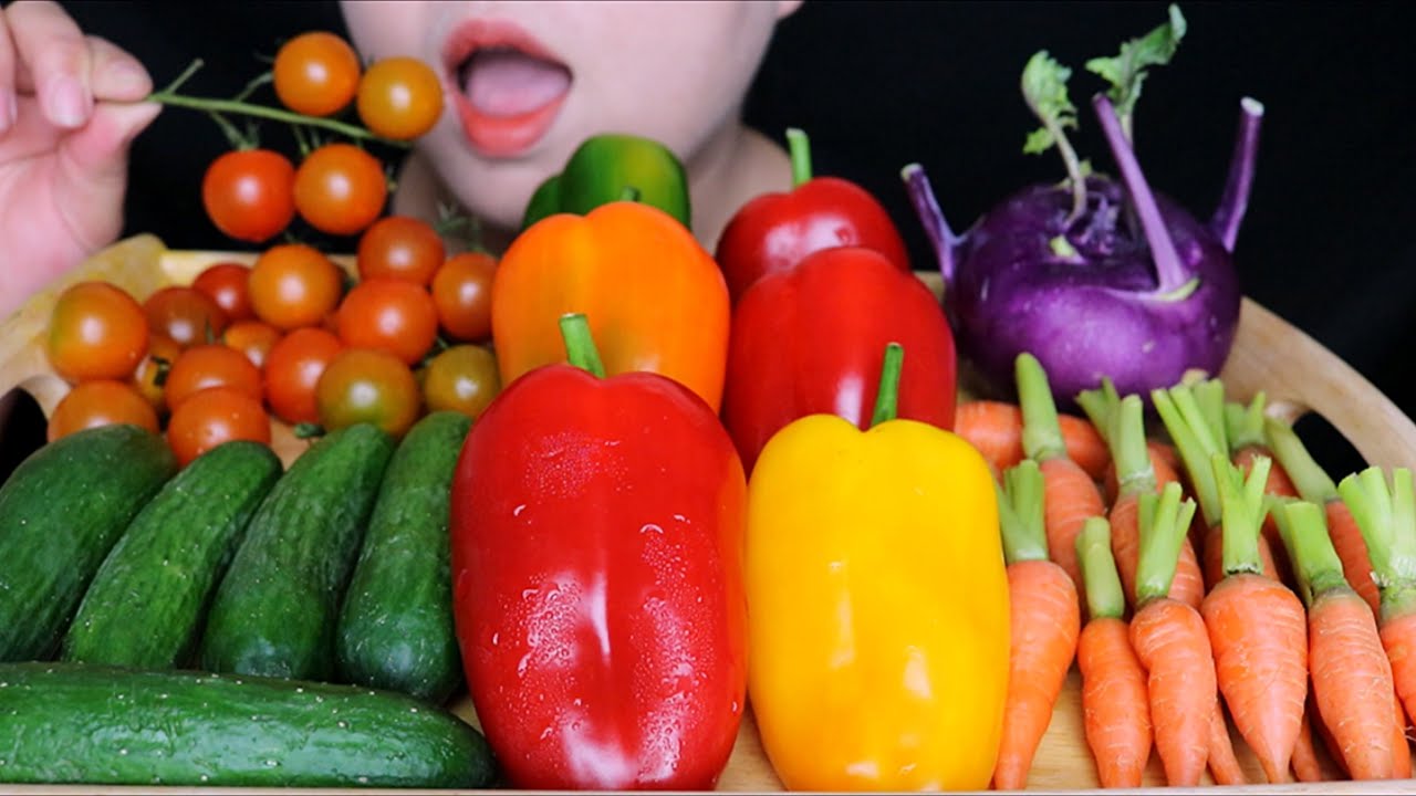 ASMR VEGGIE PLATTER. SWEET CHILI, BABY CARROTS, TOMATOES, CUCUMBER ...