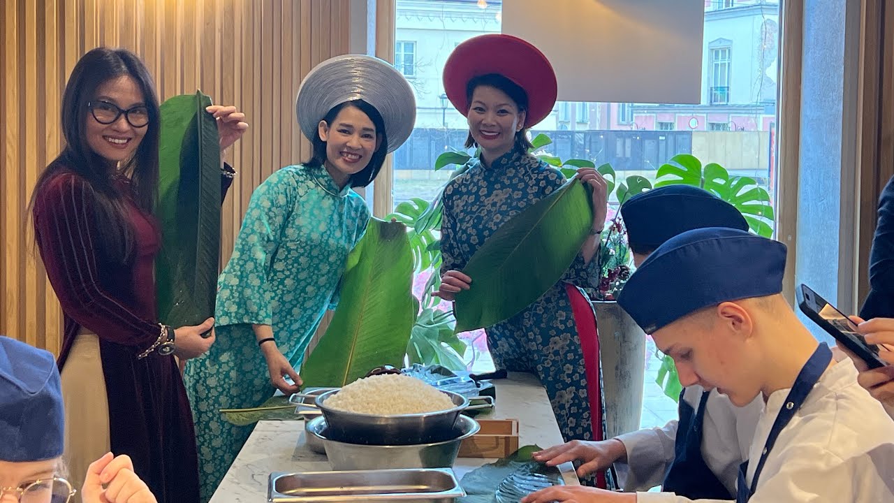 TẾT 🧧 À TẾT 🧧 ƠI |MANG ĐÀN RA PHỐ WARSAW|ANGELA MAI NGUYỄN - YouTube