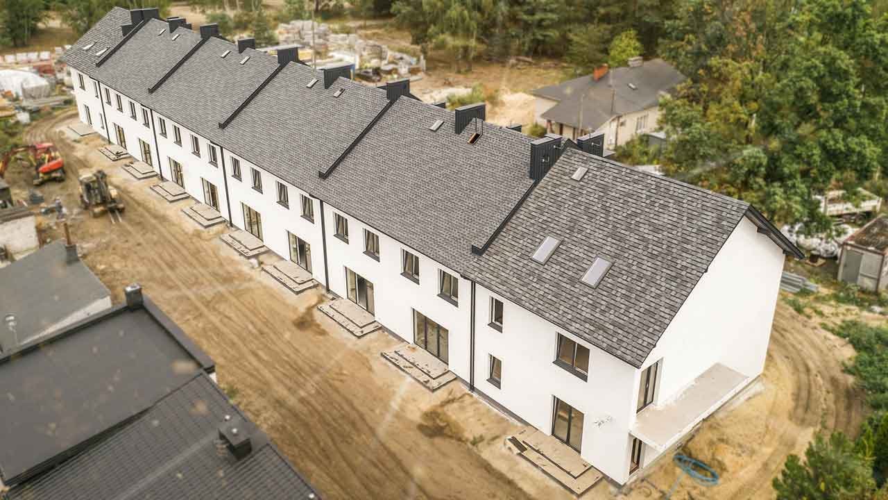 Dom pokryty amerykańską dachówką GAF Timberline HD i Camelot II - YouTube