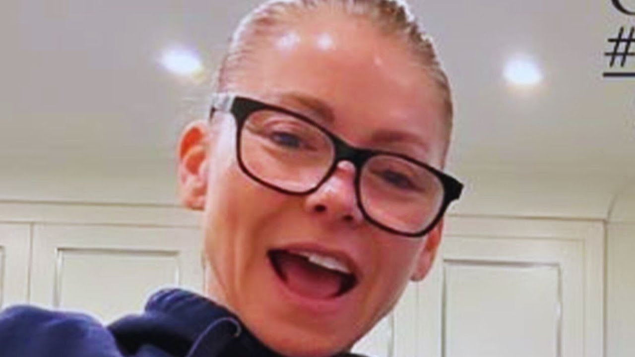 Kelly Ripa's Stunning No-Makeup Look in Sweatpants Shocks Internet ...