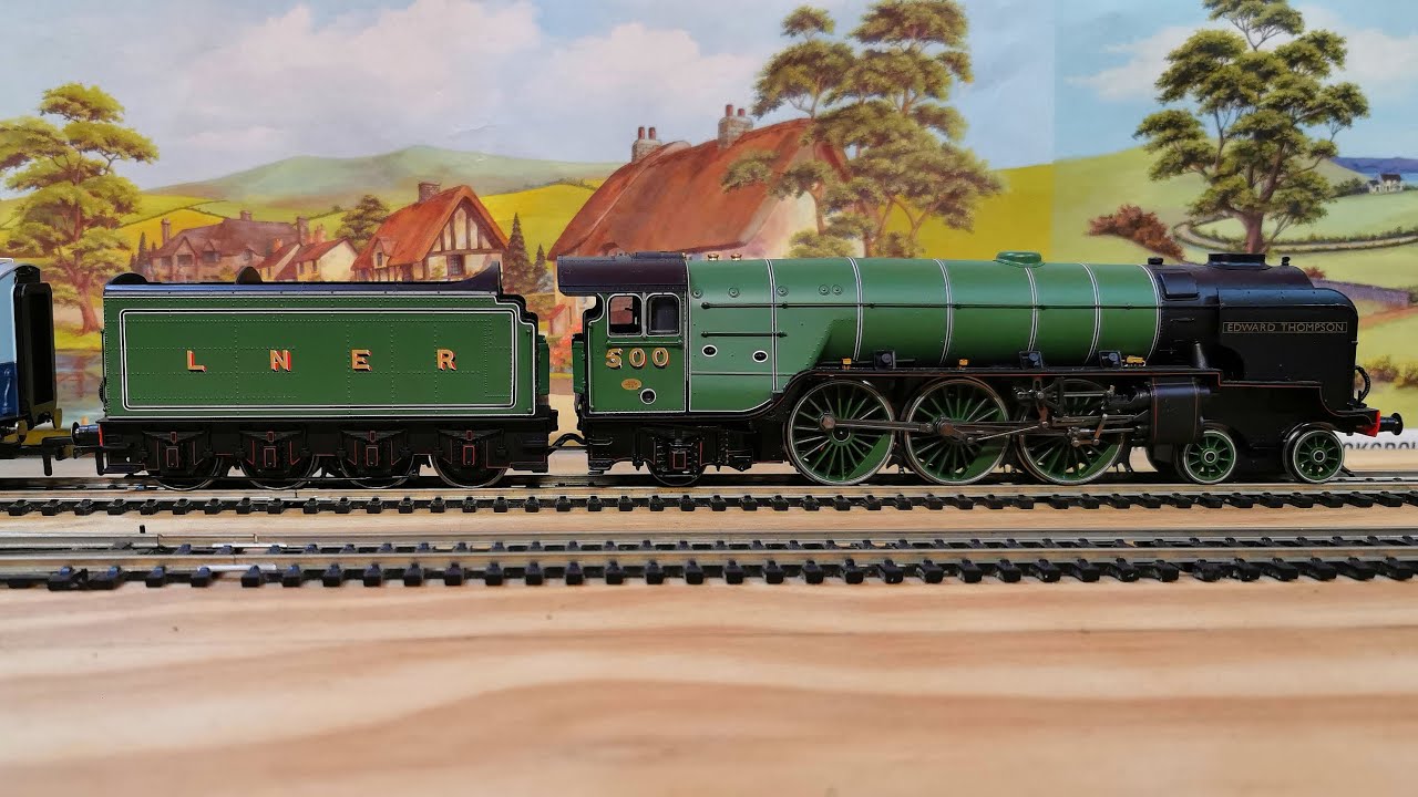 HORNBY LNER THOMPSON A2/3 CLASS WITH TEAK & CORONATION STOCK SHORT ...