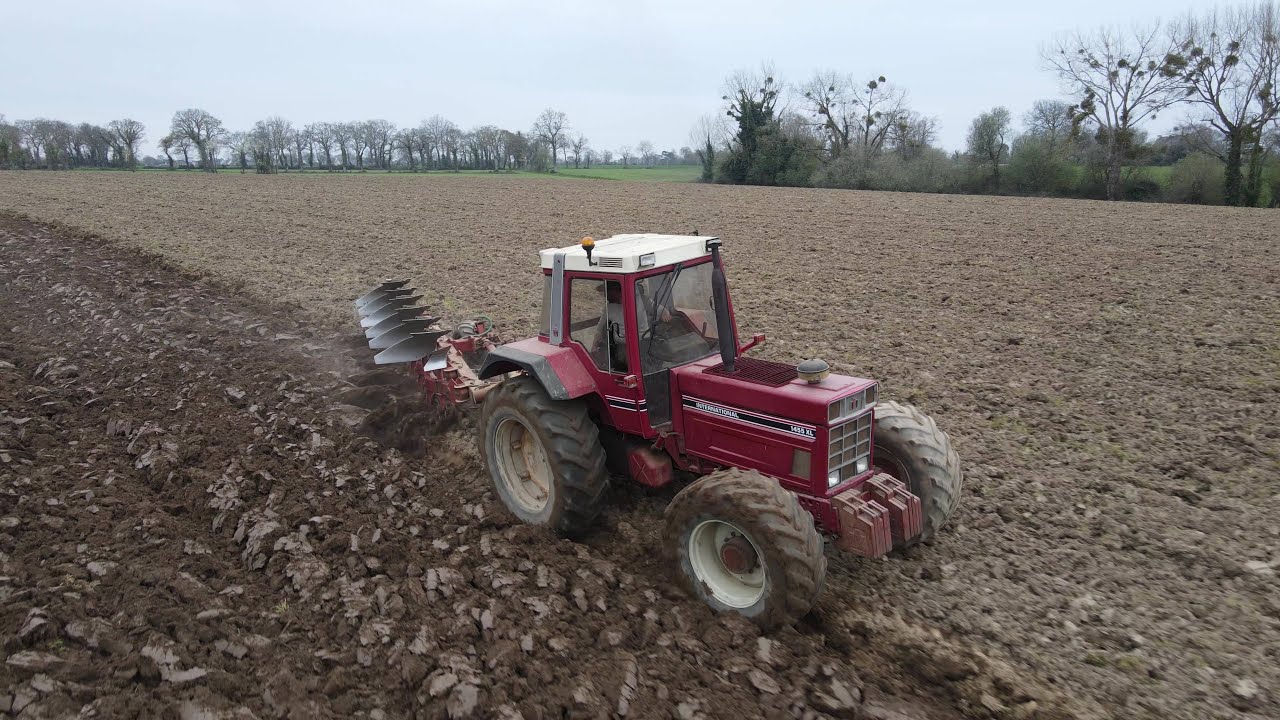 1455 Xl, Grégoire-Besson 6 corps au labour, Drone - YouTube