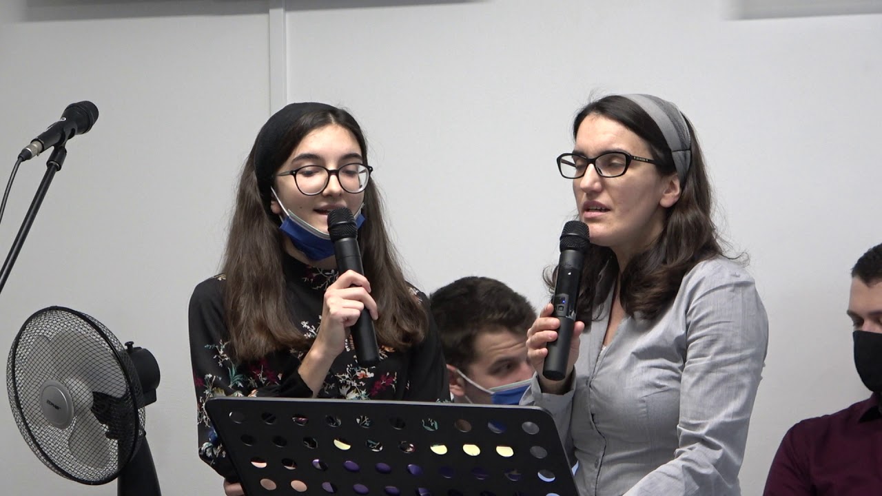 Cu multumire astazi eu ma-nchin - Letizia si Carmen Stan - YouTube