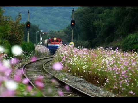 ΤΟ ΤΡΑΙΝΟ ΦΕΥΓΕΙ ΣΤΙΣ ΟΚΤΩ(The train leaves at eight) - YouTube