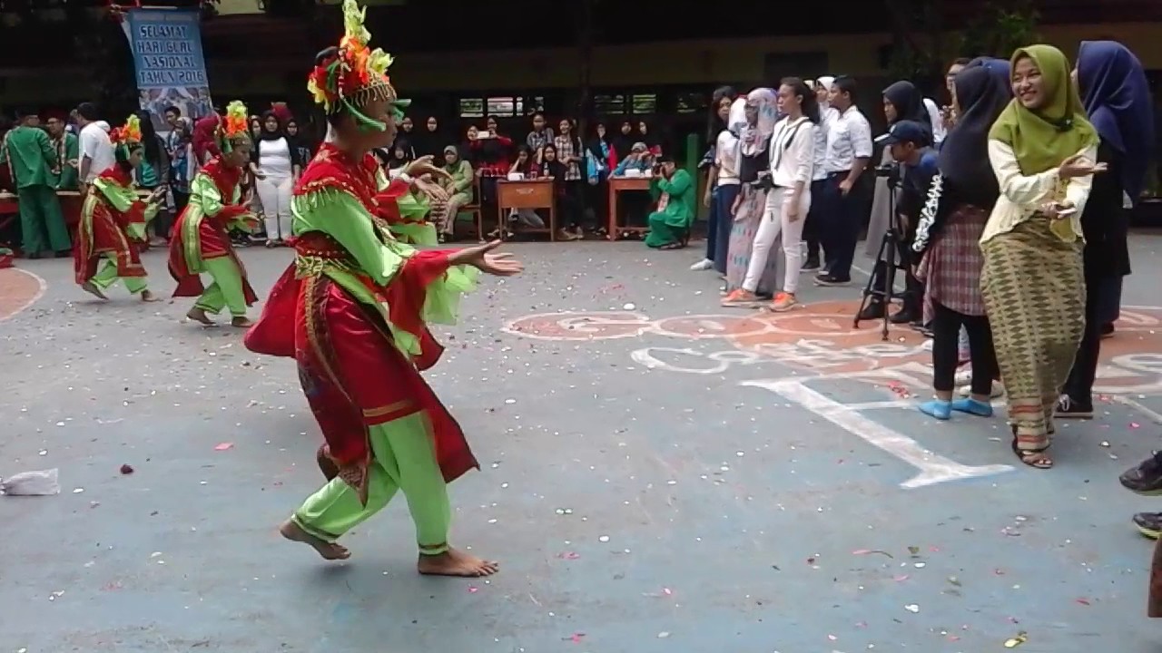 Pensi smpn 253 2017 tari lenggang nyai&gambang kromong - YouTube