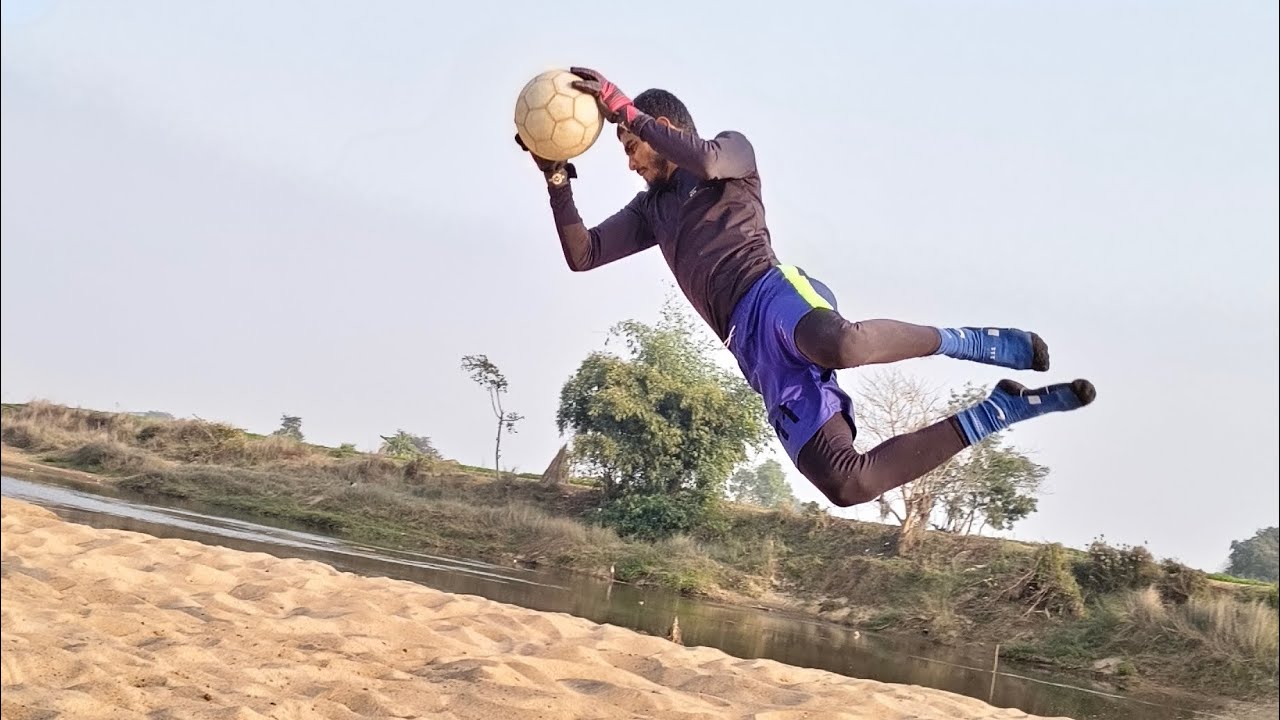 Goalkeeper high jump training 😱🔥#goalkeeper #football - YouTube
