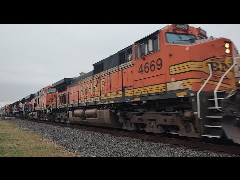 BNSF 4669 leads northbound autorack train, Rosenberg TX 2023 - YouTube