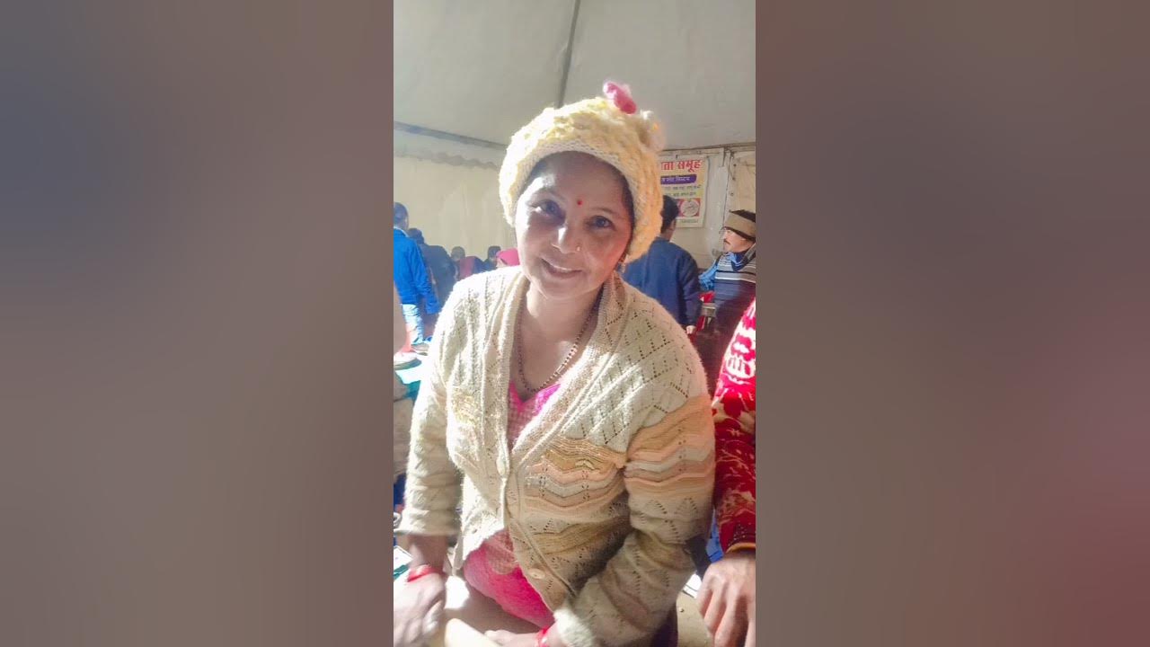 रुद्रपुर में सरस मेला खाना बनाती हुई महिलाओं के साथ स्टॉल की महिला मदद