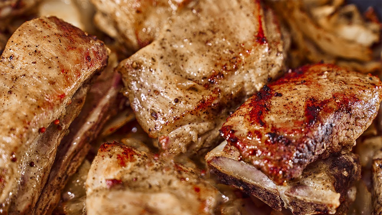 Am pus carnea peste varza si a iesit un preparat incredibil de gustos ...