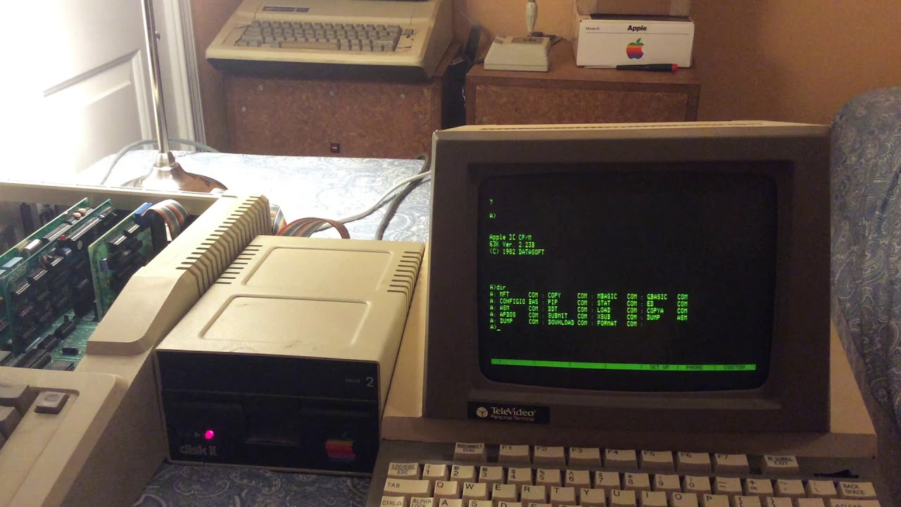 Apple IIe Telvideo terminal - YouTube