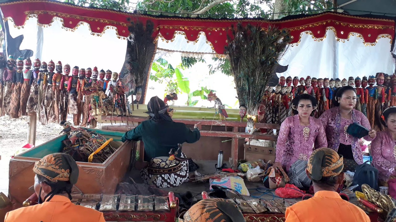 Acara Bersih desa Ngujung dengan mempersembahkan wayang Tengul Ki ...
