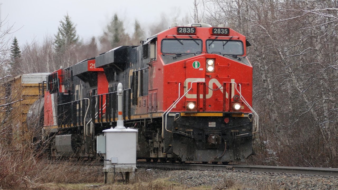 CN 2835 leading 305 today! - YouTube