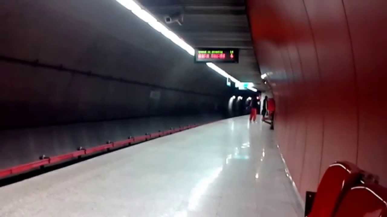 Metrou intra in statia Basarab - YouTube