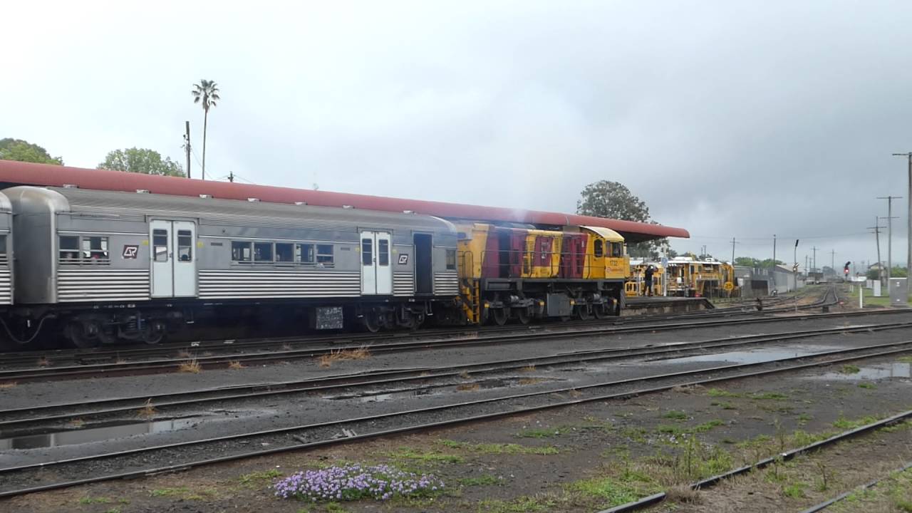 QR locomotive 1732 and SX carriages departing from Toowoomba Railway ...